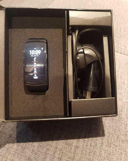 Фитнес часы Samsung gear fit2 pro