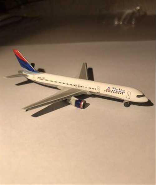 Модель самолёта Boeing 757 Delta Air Lines