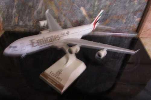 Модель самолета airbus A 340-500 Emirates