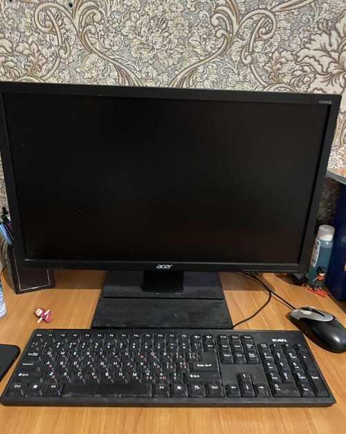 Компьютерный монитор, клавиатура и мышка