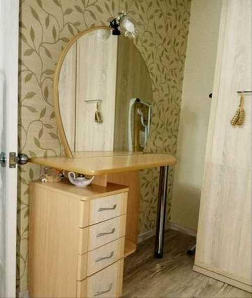 Столик туалетный с зеркалом