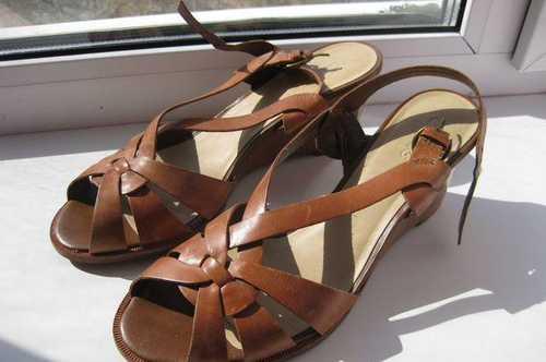Кожаные босоножки почти новые Clarks