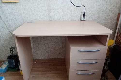 Письменный стол и полки для школьника
