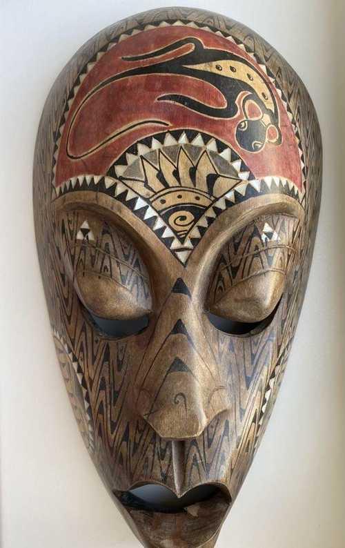 Деревянная маска с инкрустацией перламутром
