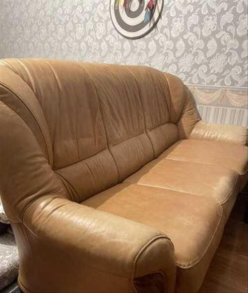 Косплект Кожаный диван 2 шт и 2 кресла б/у