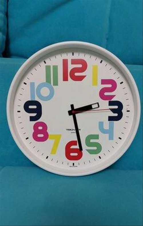 Часы настенные детские с разноцветными цифрами