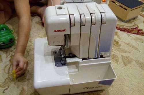 Швейная машина оверлок бу Janome