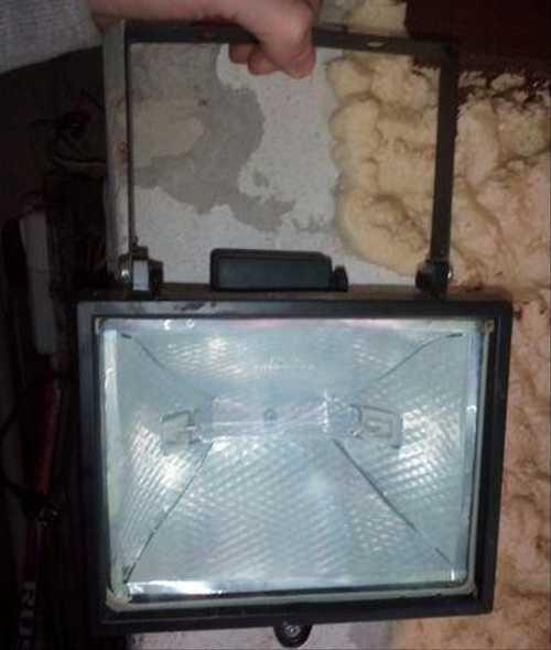 Галогеновая лампа с запасными лампочками