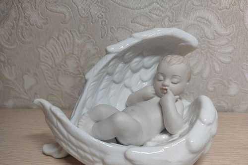 Фарфоровая статуэтка Мадонна с младенцем и ангел с