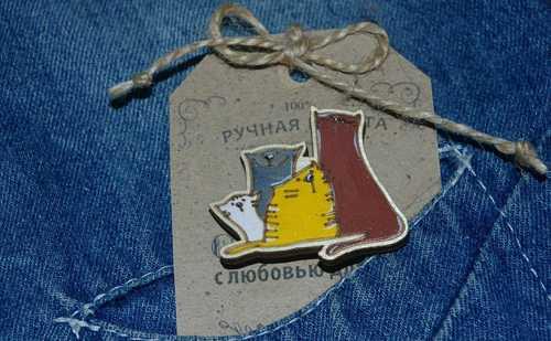 Деревянная брошь