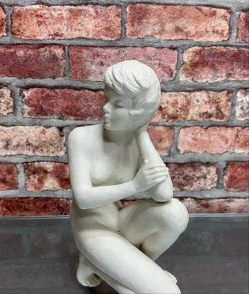 Фарфоровая статуэтка "обнаженная девушка"