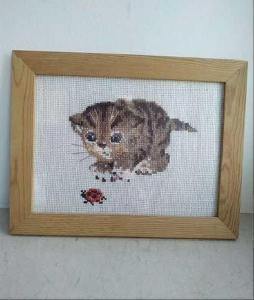 Картина "Любопытный котенок" крестик в рамке
