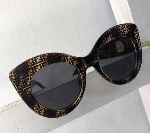 Женские солнечные очки Fendi