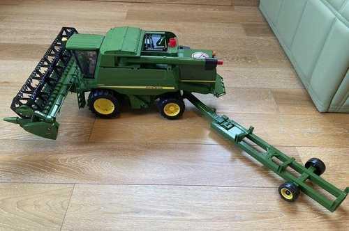 Комбайн Bruder John Deere