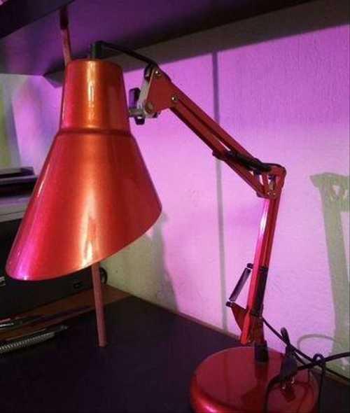 Металлическая настольная лампа