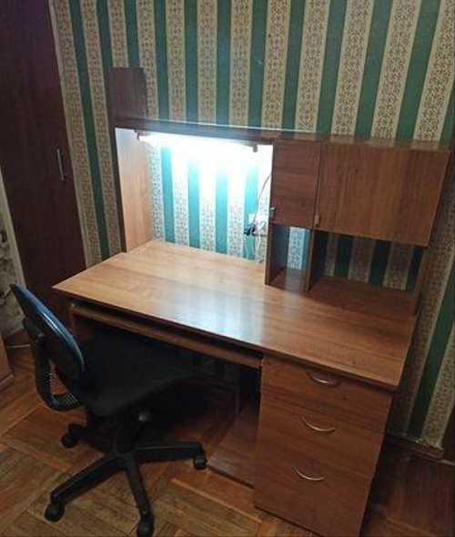 Компьютерный стол с подсветкой и кресло