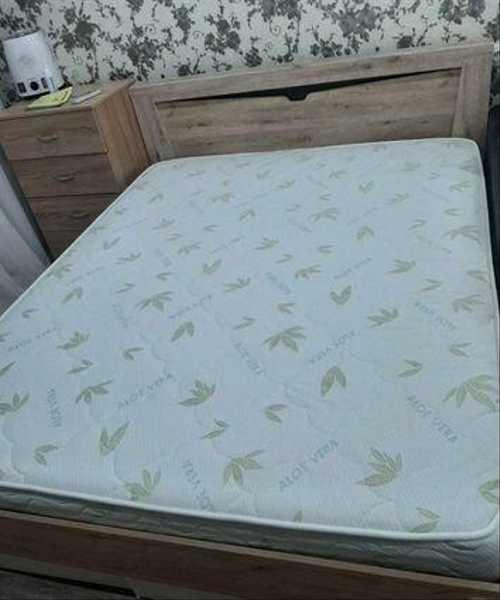 Кровать двухспальная с матрасом 160200
