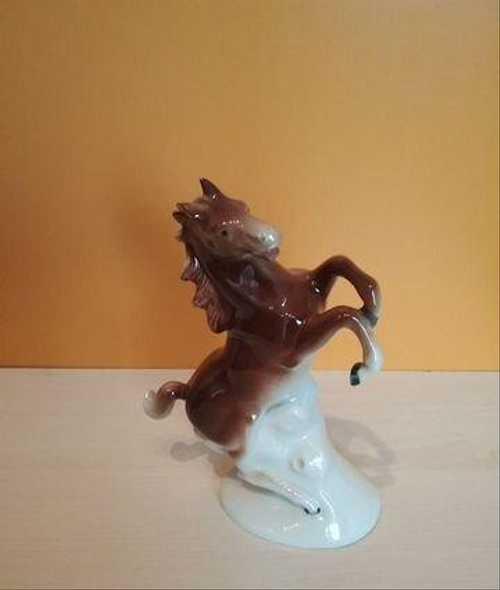 Фарфоровая статуэтка "Конь на дыбах"