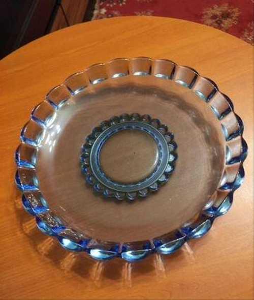 Тарелка из голубого стекла. СССР