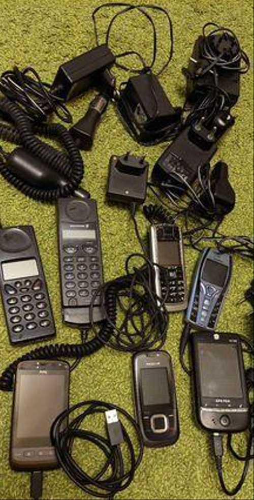 Старые телефоны с зарядками