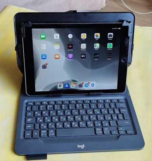 iPad Pro 9.7 с чехлом-клавиатурой