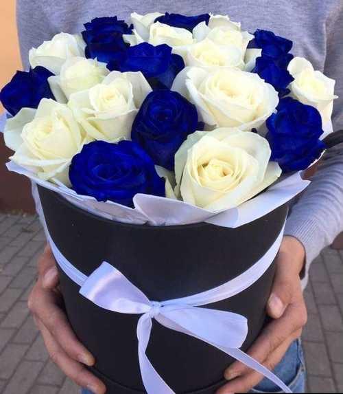 Микс-букет из синих и белых роз в черной коробке