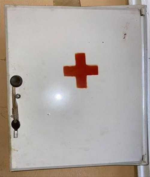 Металлический аптечный шкаф СССР