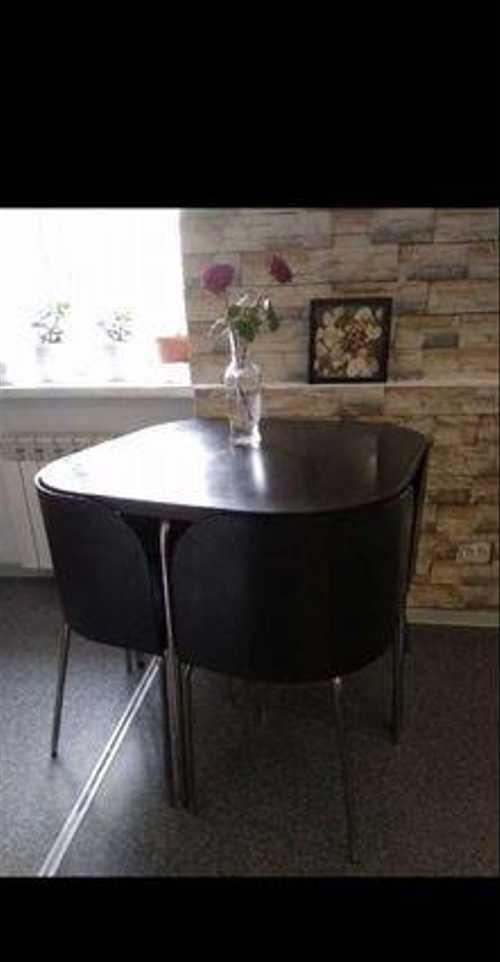 Кухонный стол и стулья в хорошем состоянии