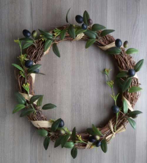 Венок декоративный с маслинами