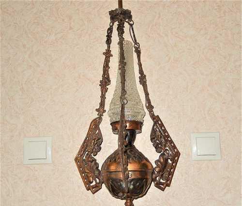 Старинная люстра на цепях керосиновая лампа