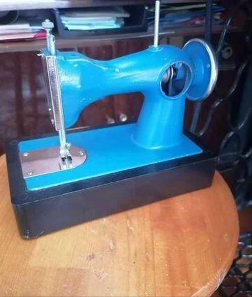 Маленькая рабочая швейная машинка