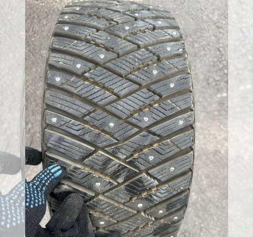 Goodyear UltraGrip 8 Performance 235/45 R17