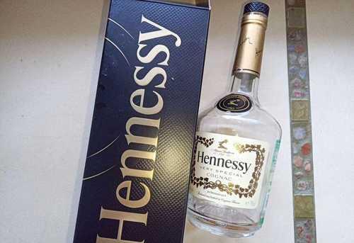 Пустая бутылка и коробка Hennesy Very Special