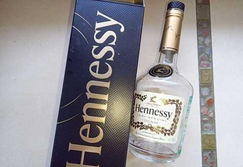 Пустая бутылка и коробка Hennesy Very Special