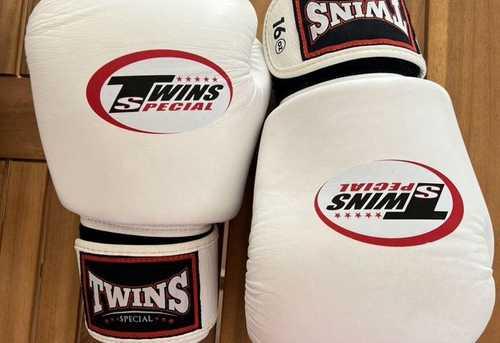 Боксерские перчатки Twins 16
