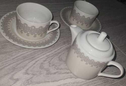 Чашки с блюдцем и чайником