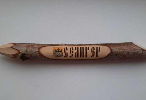 Сувенирный карандаш в ветке дерева