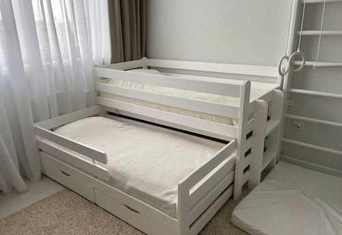 Выдвижная двухъярусная кровать с лестницей
