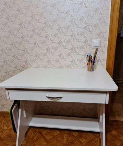 Белый письменный стол для ребенка