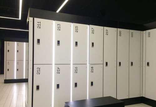 Белые двухсекционные шкафчики для раздевалки