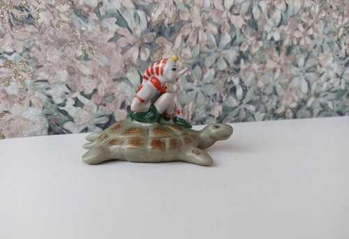 Фарфоровая статуэтка черепаха Тартила и Буратино