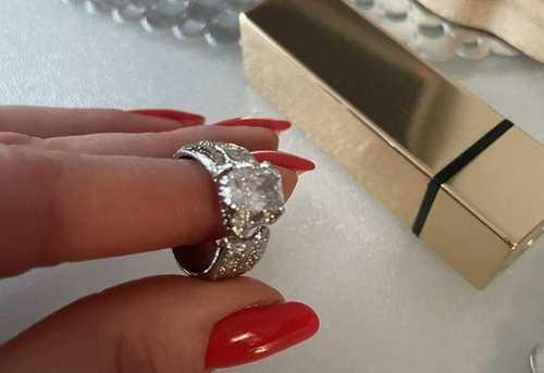 Кольцо женское серебряного цвета с кристаллом
