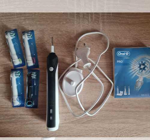 Электрическая зубная щетка Oral-B Pro