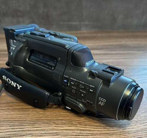 Видеокамера Sony CCD-FX270E