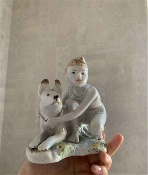 Фарфоровые статуэтка СССР мальчик с собакой