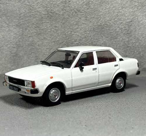 Редкая модель Toyota Corolla E70 1:43 DeA