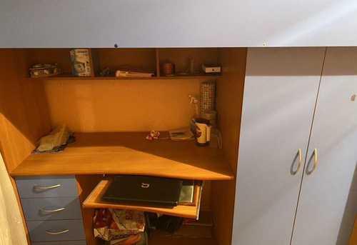 Компьютерный стол,шкаф,спальное место