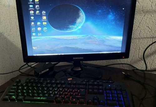 Игровой компьютер с монитором и клавиатурой