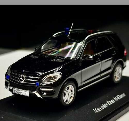 Модель Mercedes-Benz M-Klasse фсо Дилер 1:43