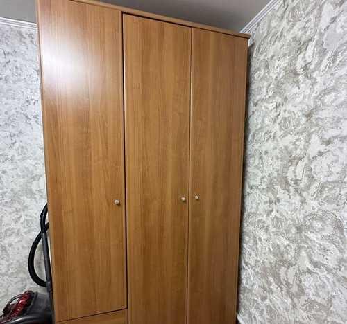 Шкаф 3 х створчатый